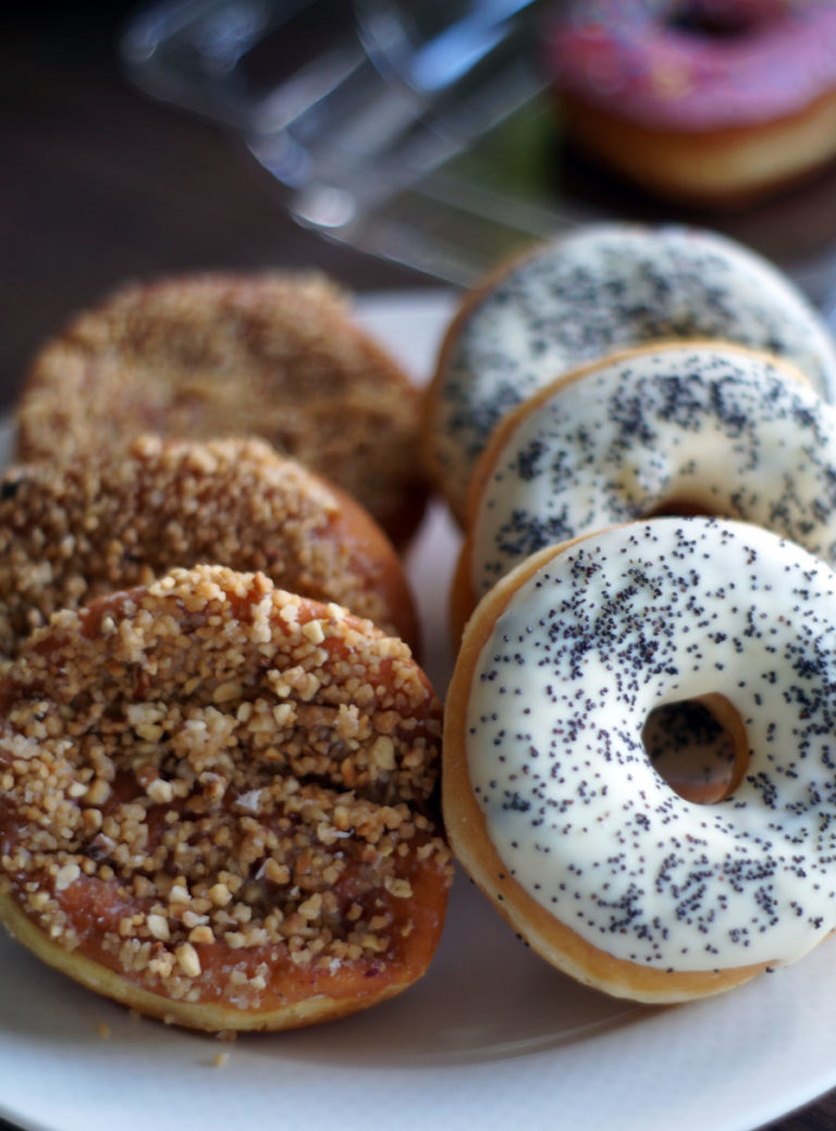 Das Donut-Battle: Dunkin' Donuts gegen Happy Donazz | USA kulinarisch